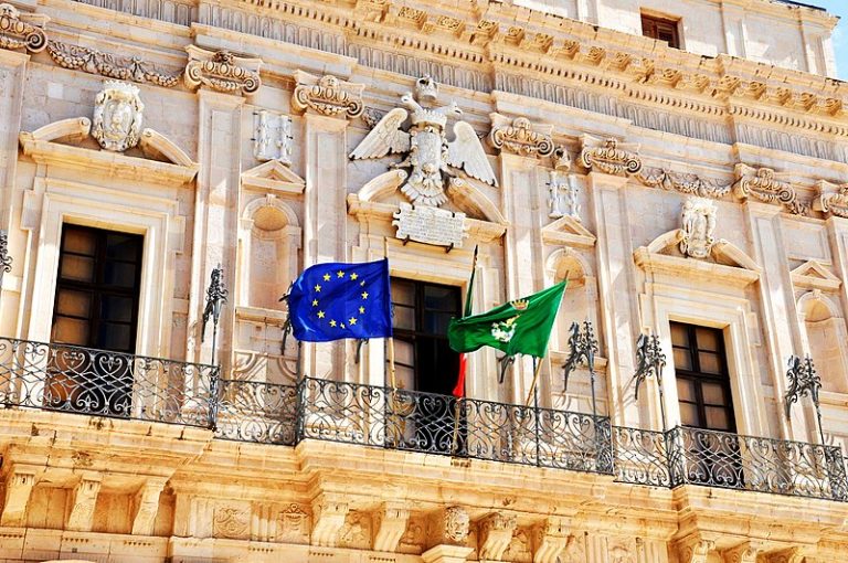 Bandiere e stemmi dei Comuni italiani - AdriaBandiere